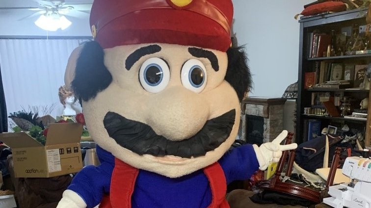An Official Mario Mascot Costume From The '80s Has Just Been Restored ...